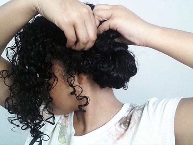 Passo a passo Penteado coque lateral para cabelos cacheados